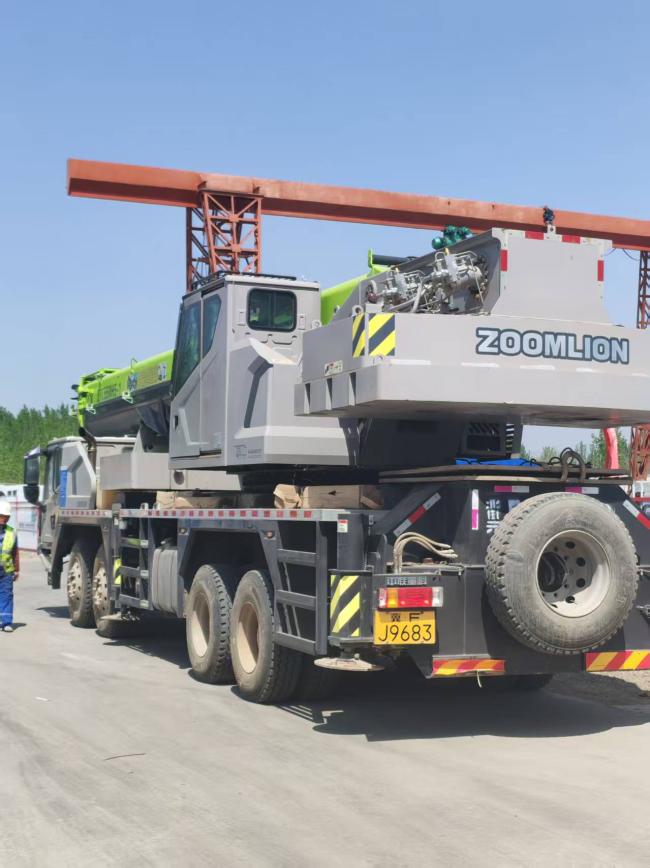 Operational view of Zoomlion mobile crane lifting heavy loads