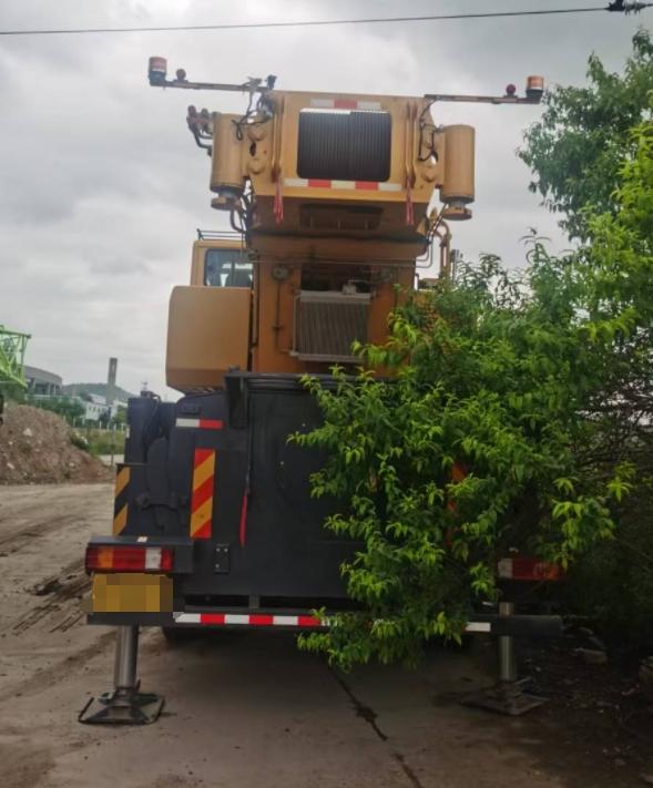 Side view of XCMG QY110K8C mobile crane showing chassis and outriggers