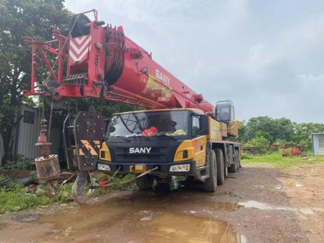 Sany STC1000C5-8 100-ton mobile crane side view showing boom extension