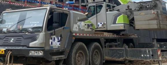 Zoomlion ZTC800V653 80-ton mobile crane with extended boom