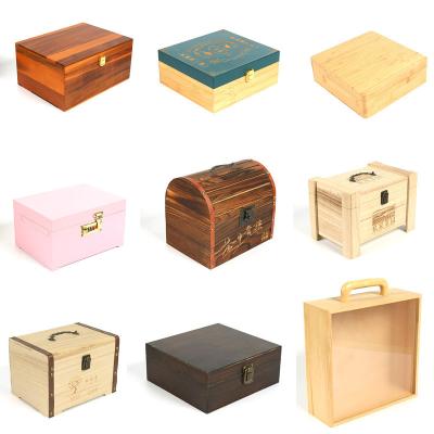 China Custom Premium Verschiedene Formen Massivholzkiste mit Metallverschluss Doppelschlitze Lagerkiste Holzkiste Verpackung zu verkaufen