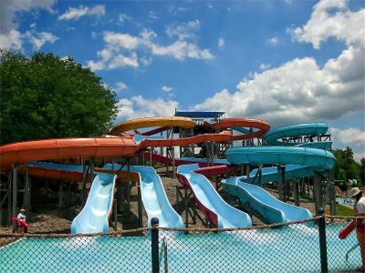 Китай OEM Наружные коммерческие игровые площадки Игровые аттракционы Бассейн Водяной горка из стекловолокна для детей продается