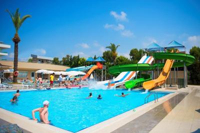 China Kindervergnügungspark Schwimmen Kinder Spiele Ausrüstung Glasfaser Wasserrutschen zu verkaufen