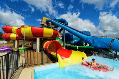 Chine Parcs de jeux aquatiques terrain de jeux équipement de piscine en fibre de verre toboggan en spirale à vendre