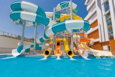 Cina Parco acquatico di divertimento adulti giochi d'acqua scivolo in fibra di vetro personalizzato per piscina in vendita