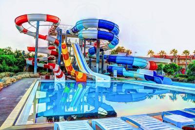 Chine Parcs aquatiques Jeux de terrain de jeux Equipement de jeu en fibre de verre Glissière en spirale Pour les enfants à vendre