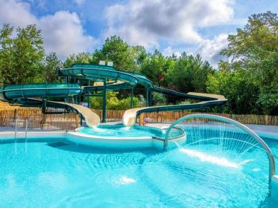 Chine Piscine commerciale extérieure avec couloir en fibre de verre à vendre