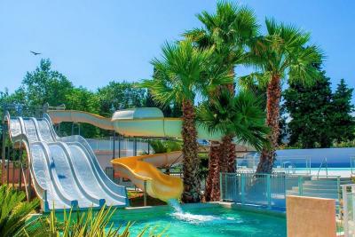 Chine Parcs aquatiques extérieurs OEM piscine à thème aquatique toboggan en fibre de verre en spirale à vendre