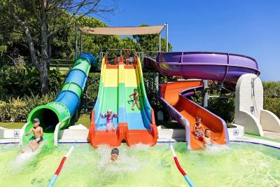 Chine Taux de débit de l'eau Équipement de piscine et accessoires avec des toboggans de parc aquatique en fibre de verre galvanisés à chaud à vendre
