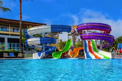 Chine Parc d'attractions aquatiques piscine extérieure enfants montent sur des toboggans en fibre de verre à vendre
