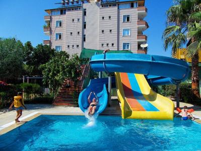 Chine Conception de piscine de parc aquatique Amusement Slide en fibre de verre en spirale à vendre