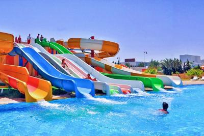 Chine Parc d'attractions aquatiques équipement de jeux d'eau énorme tube en fibre de verre en spirale à vendre