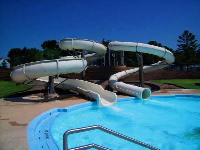 Chine OEM Parc aquatique en plein air piscine émerveillée toboggan pour adultes à vendre