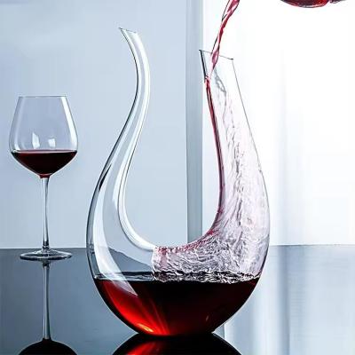 China Clear 1600 Ml U-Shape Luxurious Elegant Glass Wine Decanter For Home for sale