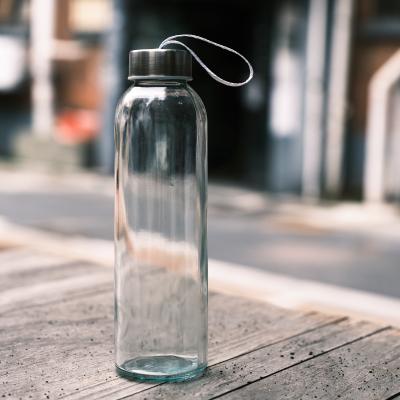 Cina 350 ml 500 ml Bottiglia di acqua di vetro a alto borosilicato sportivo rotondo con manica in silicone in vendita