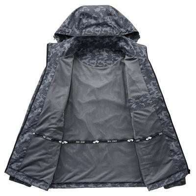 Cina Rivestimento tattico di inverno della giacca a vento del cammuffamento degli uomini del poliestere impermeabile all'aperto del rivestimento in vendita