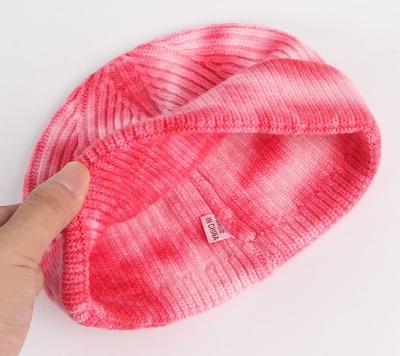 Cina I Beanies ed i cappucci acrilici della tintura 100 del legame delle donne Cuffed l'inverno caldo tricottano il cappuccio del cranio del cappello dell'orologio in vendita