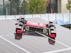 PV電力用除塵ソリューションのための自動遠隔操作ソーラーパネルクリーニングシステムクローラーロボット