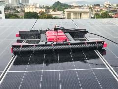 Robot per la pulizia di pannelli solari con cingoli in gomma per impianti solari commerciali e industriali