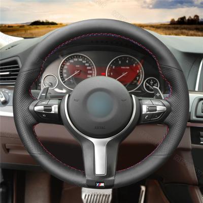 Cina Copertura del volante in pelle nera per BMW M F22 F23 F30 F34 F32 F33 F36 F10 F07 F12 F13 F06 F39 F25 F26 F15 F16 Colore del filo personalizzato in vendita