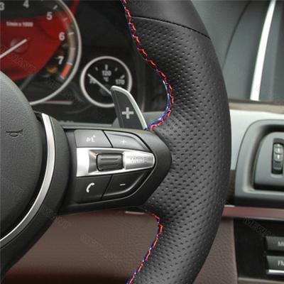 Cina Copertura del volante in pelle nera per BMW M F22 F23 F30 F34 F32 F33 F36 F10 F07 F12 F13 F06 F39 F25 F26 F15 F16 Colore del filo personalizzato in vendita