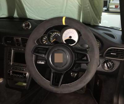Cina Aggiorna la tua Porsche 911 997 con una copertina del volante in suede nera cucita a mano in vendita