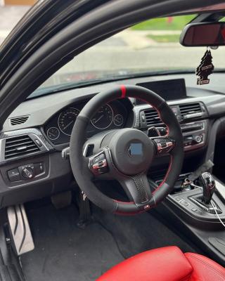 Cina Copertura del volante in suede rosso per BMW Serie 1 Serie 3 F20 F30 F10 F12 F87 F80 M3 F82 F12 F13 X5 F86 X6 in vendita
