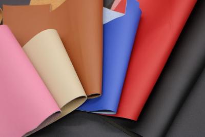 Cina Copertura del volante in suede rosso per BMW Serie 1 Serie 3 F20 F30 F10 F12 F87 F80 M3 F82 F12 F13 X5 F86 X6 in vendita