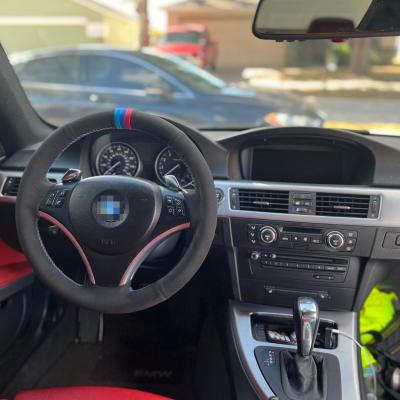 Cina Copertura del volante cucita a mano con filo nero per BMW E90 E91 E92 E93 E87 E81 E82 E88 X1 E84 in vendita