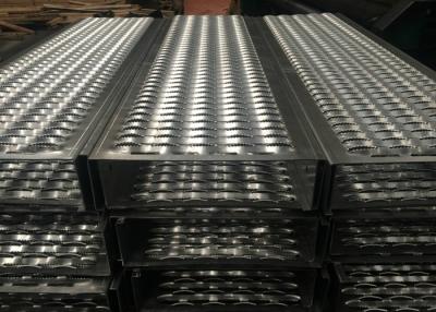 Cina Piastra di metallo perforata resistente allo scivolamento Canali anti-slip Passeggiata in acciaio inossidabile in vendita