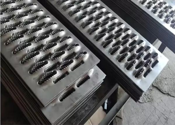 Quality Customizable Slip Resistant Steel Plate Silver Channel Height 20-80mm Anti Slip Degree for sale