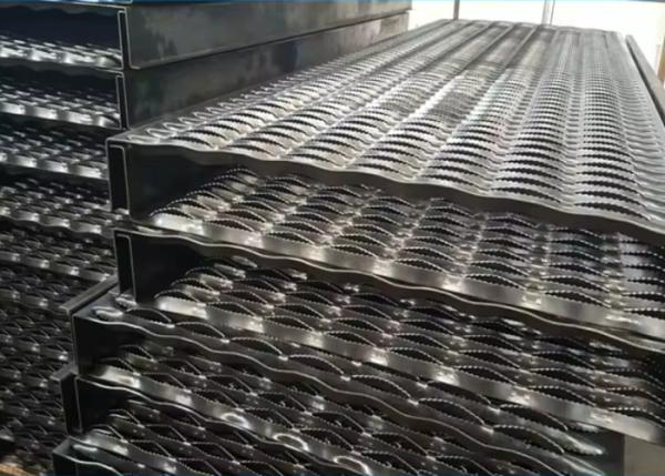 Quality Customizable Slip Resistant Steel Plate Silver Channel Height 20-80mm Anti Slip for sale