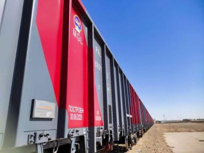 China 60 Tons Load Capacity  Open Top Wagon With Fixed Bogie Wheelbase 1727.2mm Robust Rail Freight Transport Equipment for sale