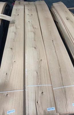 China Europa Eichenholz Veneer-Panel Knottengrad Riss 2 mm Dicke Billiger Preis zu verkaufen