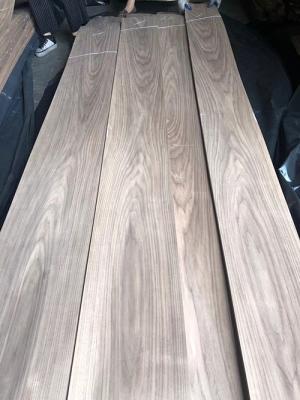 China Zwarte Okkernoot Binnenlandse Deur 2mm Houten Vernisjekroon sneed een Rang Te koop