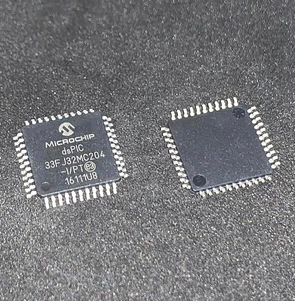 Close-up view of DSPIC33FJ32MC204-I/PT controller