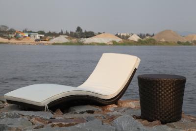 China Popular garden sun lounger rattan chaise lounge for sale