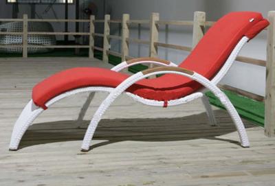 China hotel garden sun lounger rattan chaise lounge for sale