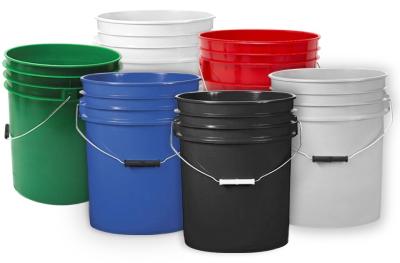 Cina Contenitore di plastica in PP riciclabile da 5 galloni 6,5 galloni 20L 25L secchi con coperchio e manico in vendita