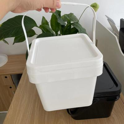 China Vierkante plastic emmer met gemakkelijk open en dicht deksel 8 liter aanpasbare vierkant vorm Te koop