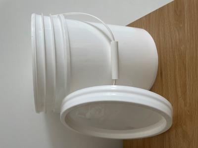 Cina 20L secchio di plastica in PP bianco trasparente con coperchio e maniglia per la certificazione FDA in vendita