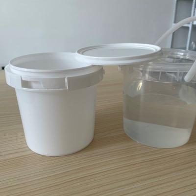 Cina 200 ml 300 ml 500 ml 750 ml Bottile di plastica rotonda trasparente di grado alimentare con maniglia del coperchio del secchio in vendita