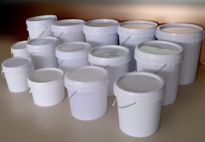 Cina Barattolo rotondo in plastica trasparente con manico per salsa di cetrioli e pesce di capacità 3L in vendita