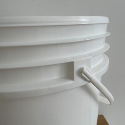 Cina 10L 15L 18L 20L 25L secchio di plastica in PP con coperchio di sbuco certificato da GAP/ISO/FDA colore rosso in vendita