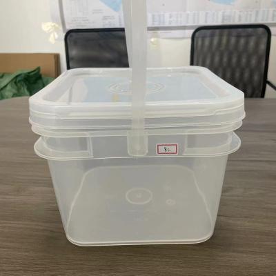 Cina 2 galloni di secchio di plastica quadrata con coperchio in vendita