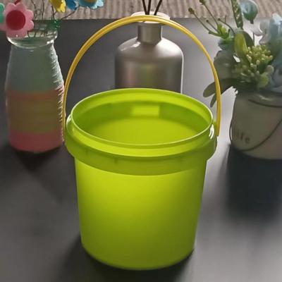 Cina Conservazione e organizzazione degli alimenti per animali da compagnia 2L contenitore rotondo in secchio di plastica con coperchio a tenuta stagna in vendita