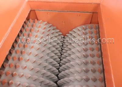 Cina frantoio a cilindro del dente del doppio dell'uscita di 0.3mm 30t/H per schiacciare grezzo del minerale metallifero in vendita