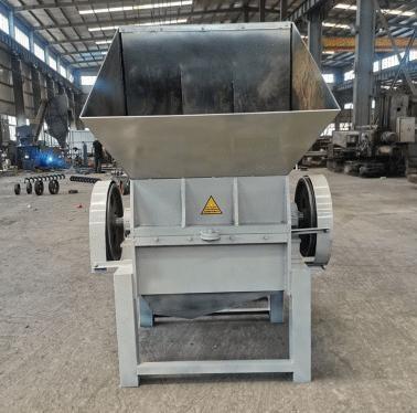Chine Recyclage de 1700*1400*2000 broyeur de plastique pour animaux de compagnie pour les déchets de bouteilles et de tuyaux en plastique à vendre
