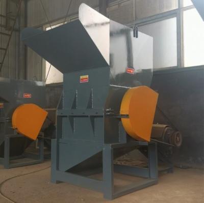 China Máquina de trituração de plástico duro de alimentação tangencial para animais de estimação PP PE HDPE PVC resíduos de plástico à venda