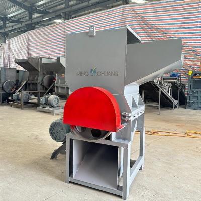China Recycling Final Product Plastic Pet Bottle Crusher Machine with 6 Rotating Blades for sale